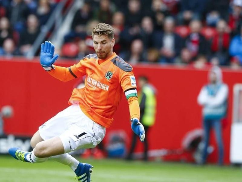 Premier League champions Leicester sign German keeper Ron-Robert Zieler ...