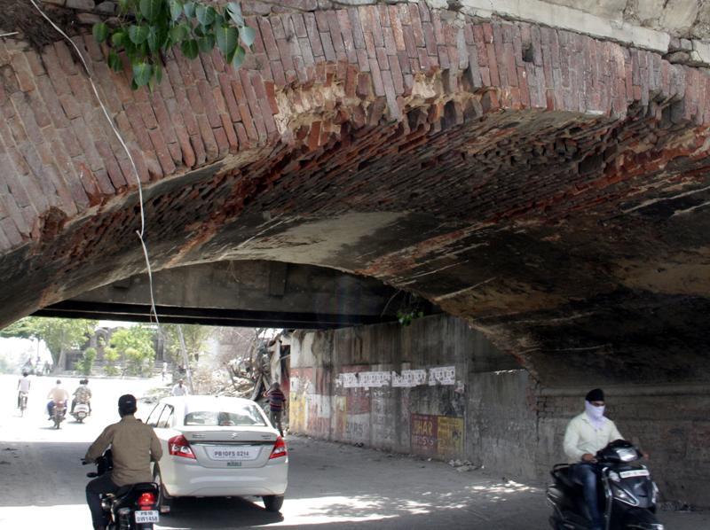 Bridge over Buddha Nullah in shambles; Ludhiana MC waits for disaster ...