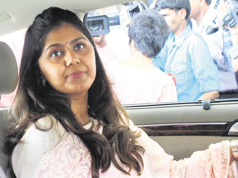Munde-CM fight plays out on Twitter, roads | Mumbai news