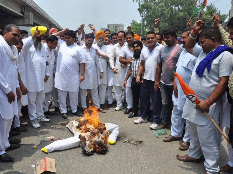 Congress protests violence against Dalits in Gujarat, burns PM’s effigy ...