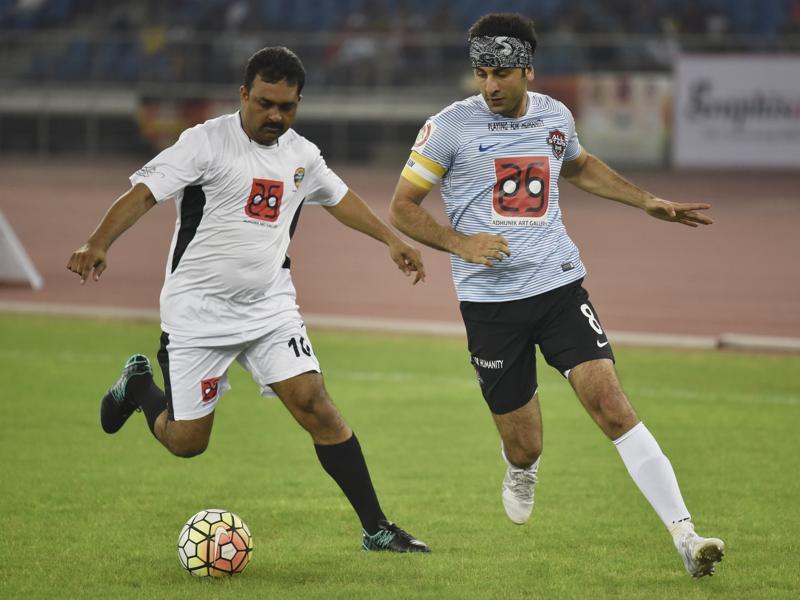 Bollywood beats politicians 10-0 in charity football match in Delhi ...