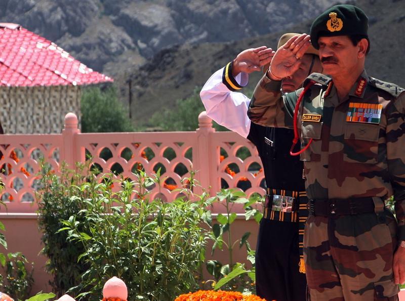 Army Chief Gen. Dalbir Singh pays homage to Kargil War heroes ...