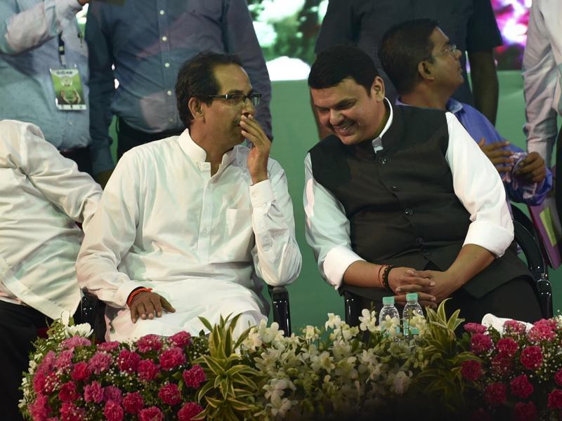 Fadnavis uses Saamana to mend ties with Uddhav | Mumbai news