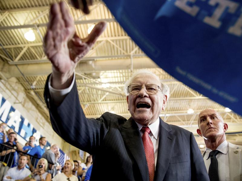 Warren Buffett challenges Trump to declare taxes during Clinton ...