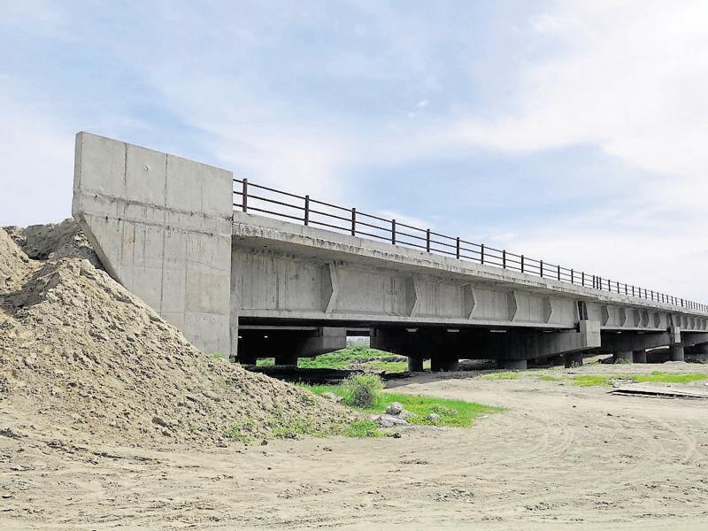 Noida fails to get farmers’ land to build approach road for bridge ...