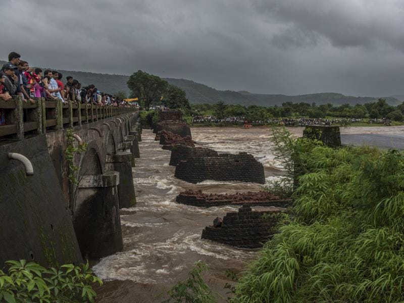 Mahad tragedy: Navy divers find wreckage of bus near collapsed bridge ...
