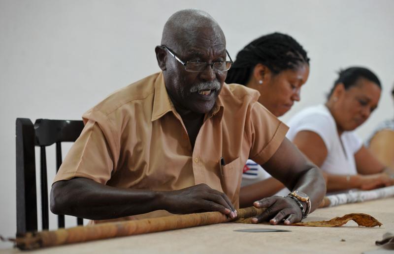 Fidel Castro’s 90th birthday marked with world’s longest cigar ...