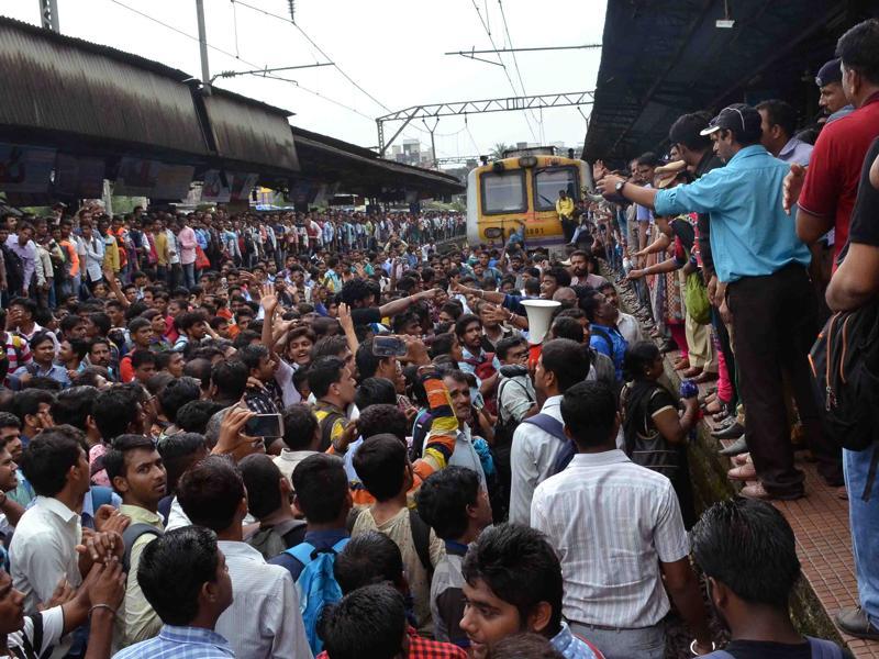 After Badlapur protest, CR to get services on track | Mumbai news