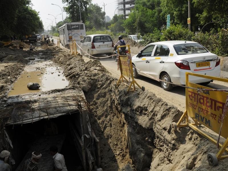 Drainage construction cripples traffic on Mamura-Labour Chowk stretch in Noida | Hindustan Times