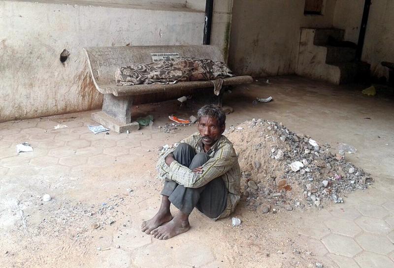 Tribal man waits for 15 hours at Indore’s MY Hospital with wife’s body ...