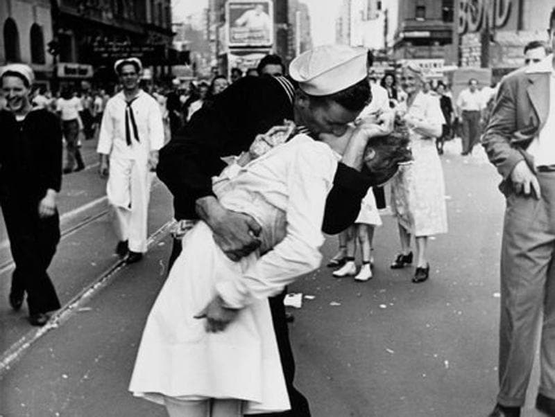 ‘Nurse’ kissed by sailor in iconic World War II picture dies | World ...