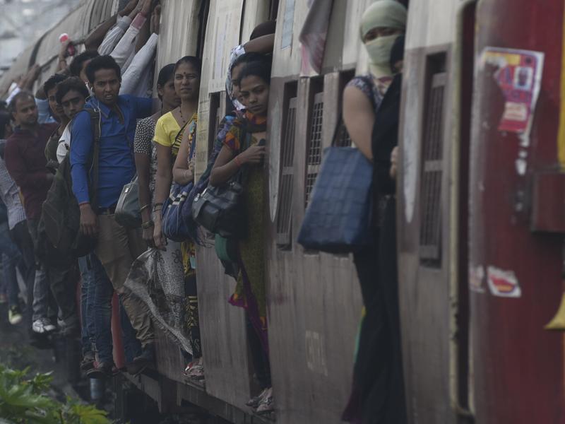 Woman hit by pole-perching robber has narrow escape | Mumbai news