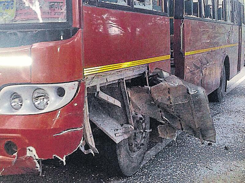 People damage Orbit bus after it hits tractor in Abohar | Hindustan Times