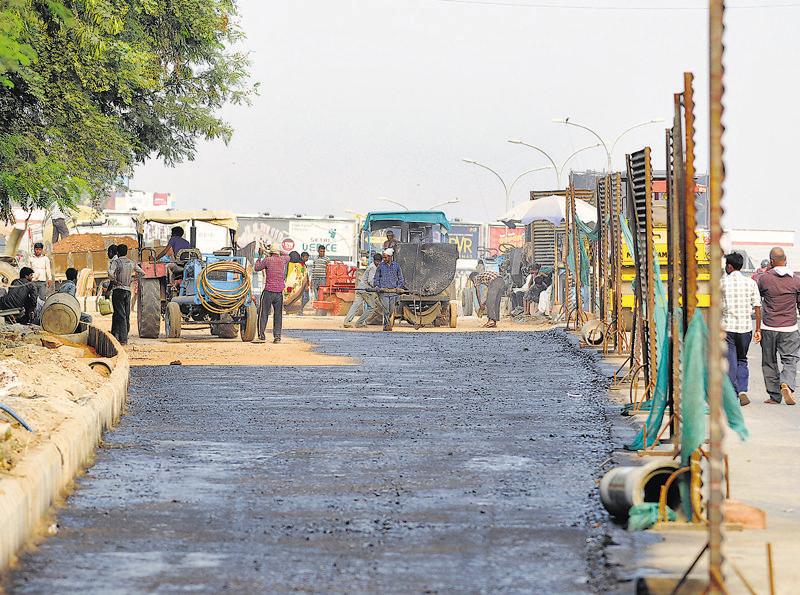 Road along Noida drain widened to decongest Sector 18 - Hindustan Times