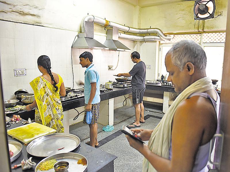 Delhi: Train drivers, guards turn unlikely chefs as cooks go on strike ...