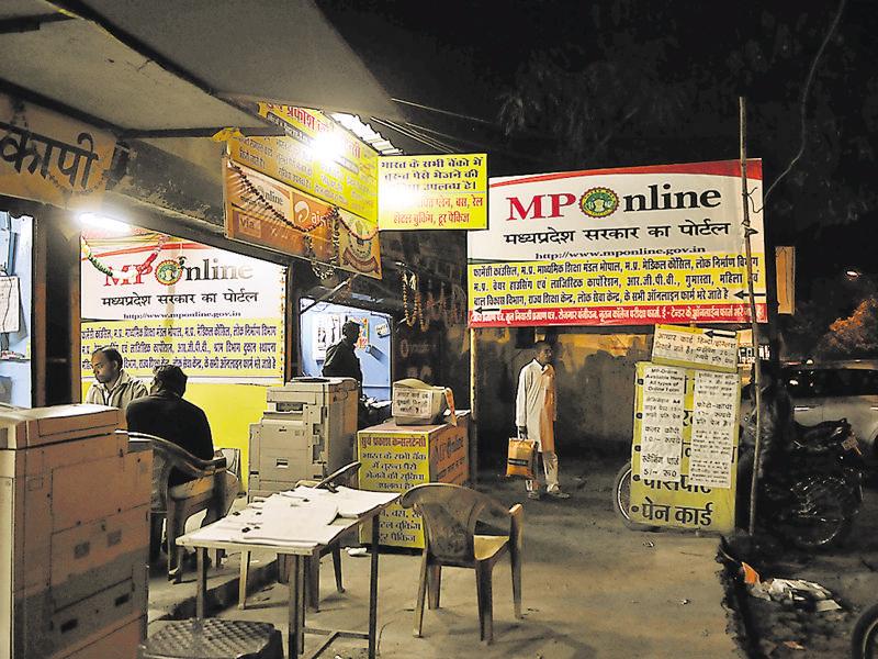 MP online kiosks overcharge students for filling forms | Hindustan Times