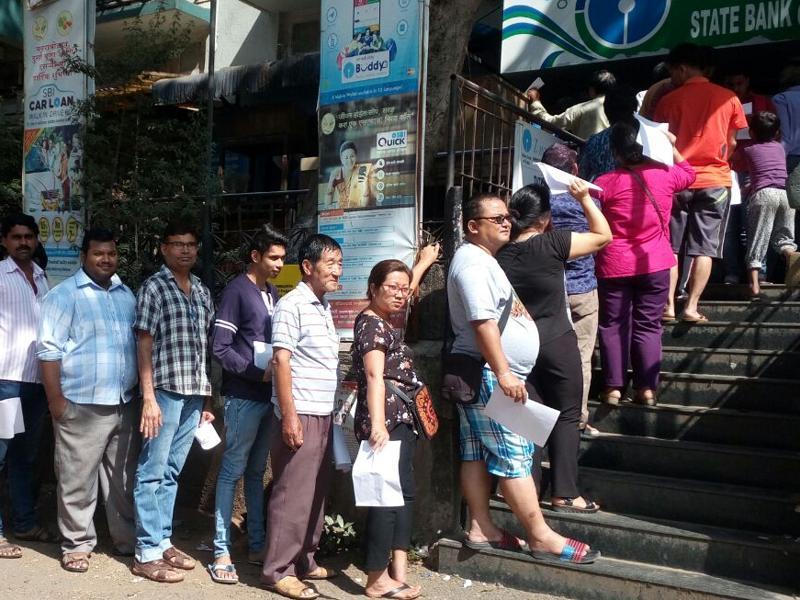 Panic run in Mumbai as banks lift shutters | Mumbai news