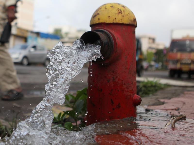 29 cars damaged, man injured as fire hydrant falls | Mumbai news