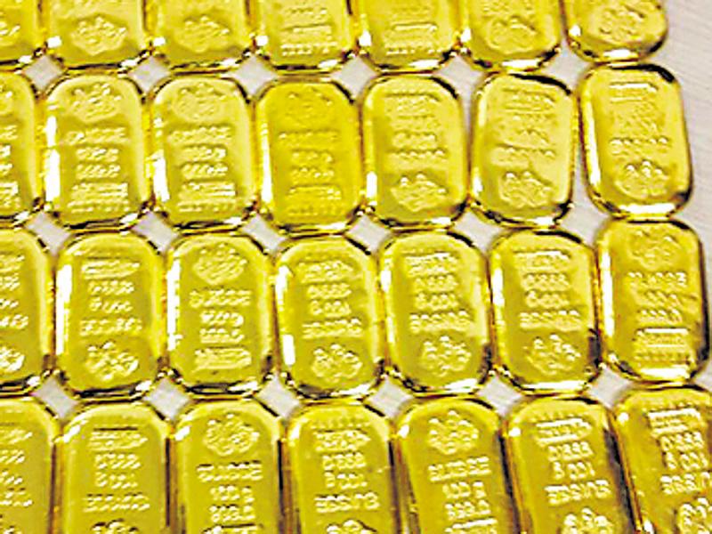 Flier carrying 7kg gold, Rs7.5 lakh arrested at Mumbai airport | Mumbai ...