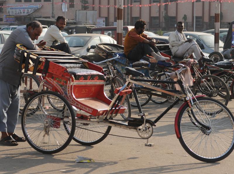Cash crunch: Rickshaw-pullers in Jalandhar bear the brunt as earnings ...