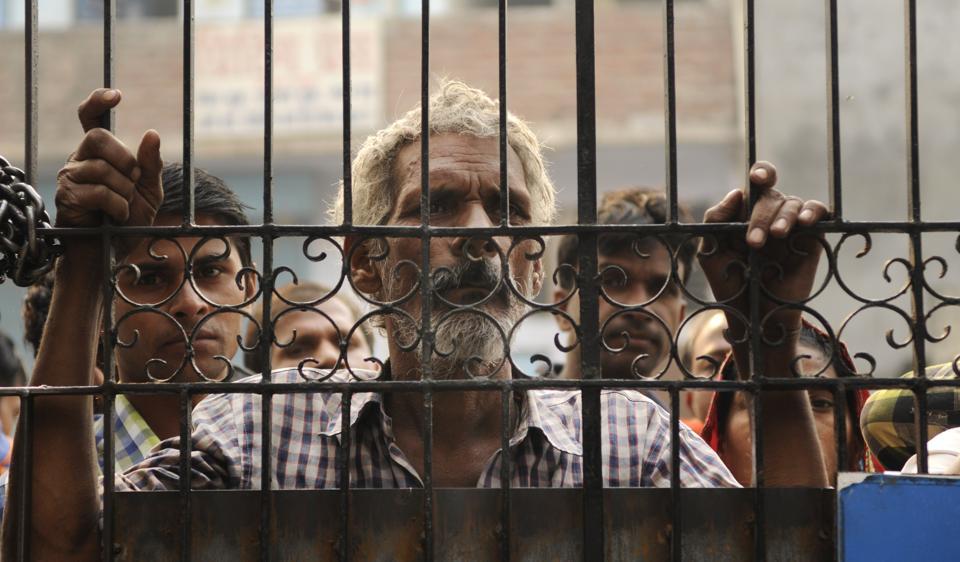 Cash crunch continues, supply remains low on Thursday - Hindustan Times