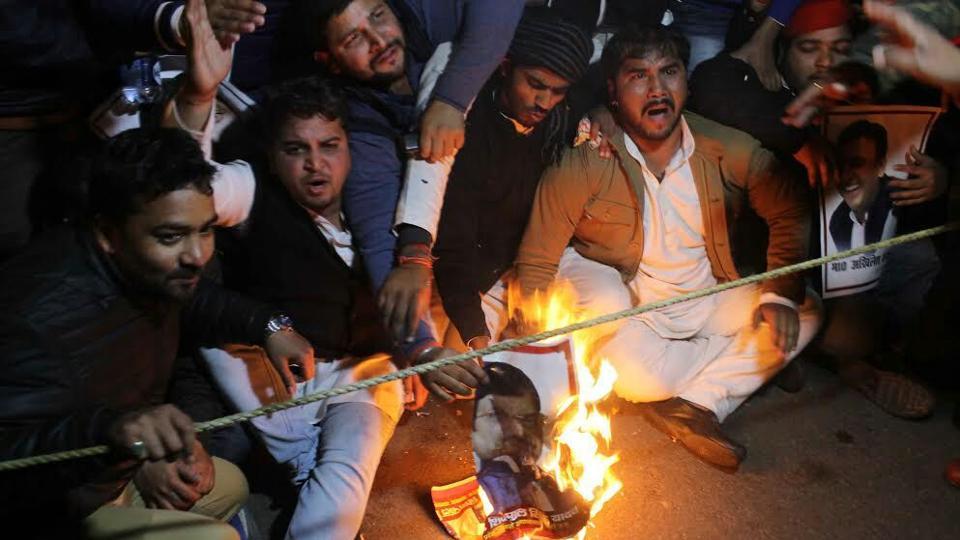 For the leader: Akhilesh supporters stage protests in UP | Hindustan Times