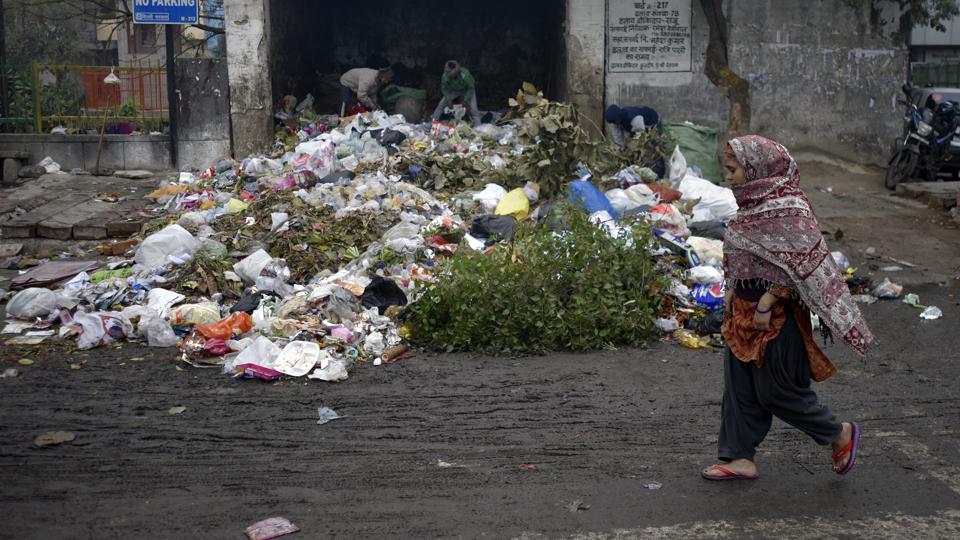 Delhi turns in to a dump: MCD workers go on strike | Hindustan Times
