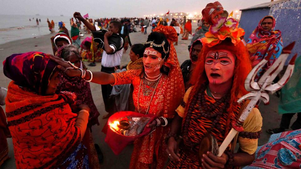 Devotees perform Ganga Aarti on Makar Sakranti | Hindustan Times