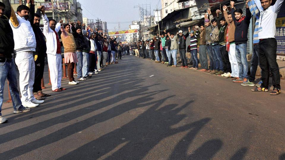 Bihar: Thousands form human chain for de-addiction, govt claims world ...