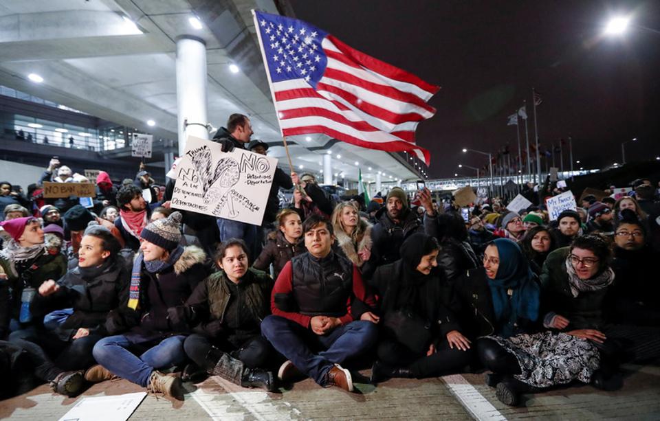 Protests, outrage spread across US as demonstrators throng airports ...