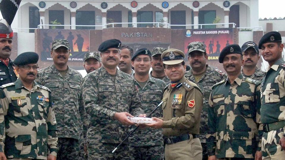 Pakistani man who inadvertently entered India sent back by BSF | Latest ...