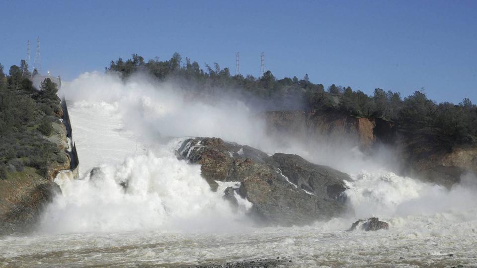 In pics: Authorities warn US’ tallest dam may collapse, thousands ...