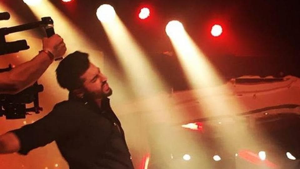 Watch Sonam, Arjun, Anil Kapoor dance to My name is Lakhan at family ...