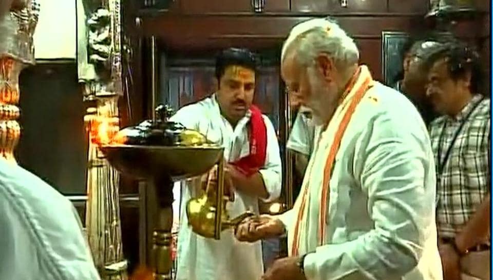 After roadshow, PM Modi offers prayers at Kashi Vishwanath temple in ...