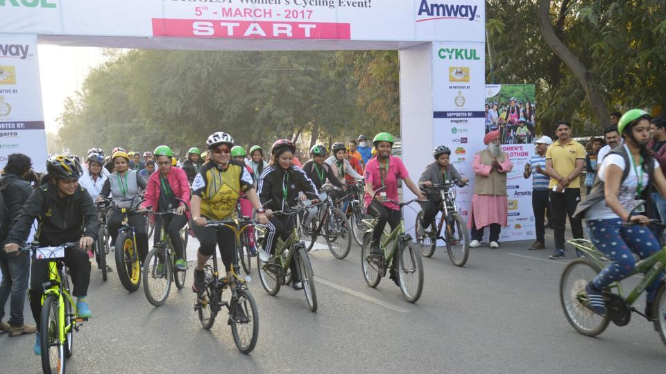 Gurgaon: Over 100 women, children participate in cyclothon - Hindustan ...