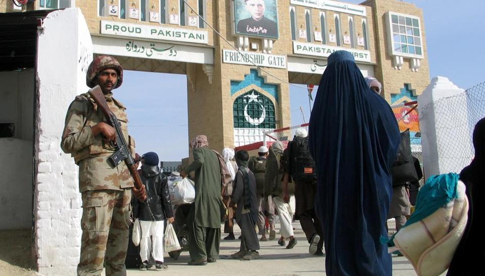 Pak shuts border with Afghanistan after allowing 35,000 to cross in two ...