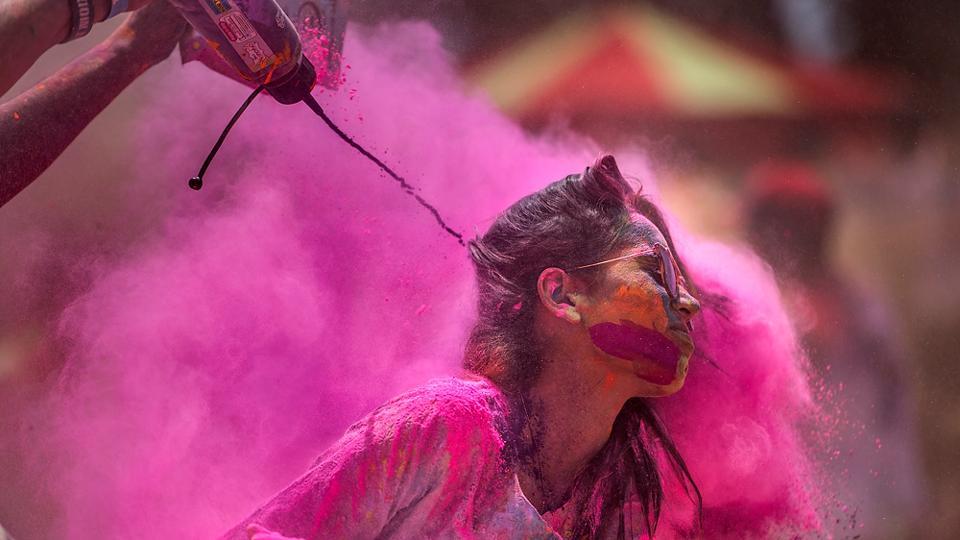 Mumbai celebrates Holi with flying colours | Hindustan Times