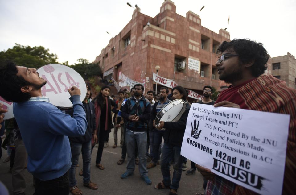 JNU students protest MPhil, PhD seat cuts, clash with cops | Latest ...