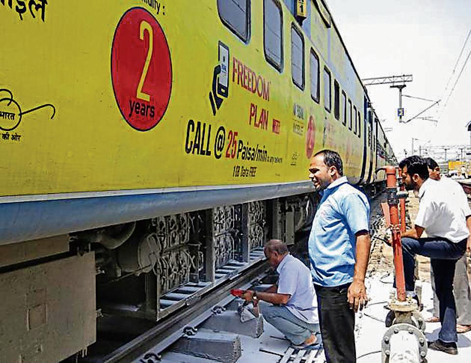 Vendor averts tragedy after he spots smoke emitting from a bogie at ...