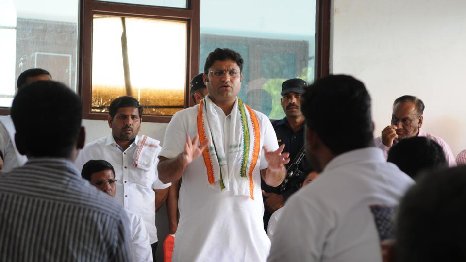 Gurgaon: Congress leader meets Gwal Pahari residents, assures them ...