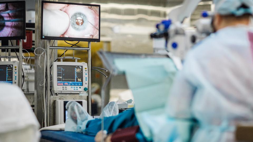 Robot performs delicate eye surgery that may be more accurate than ...