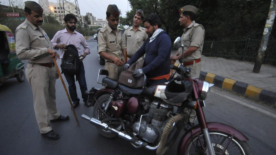 Noida police intensifies checking in residential areas | Hindustan Times