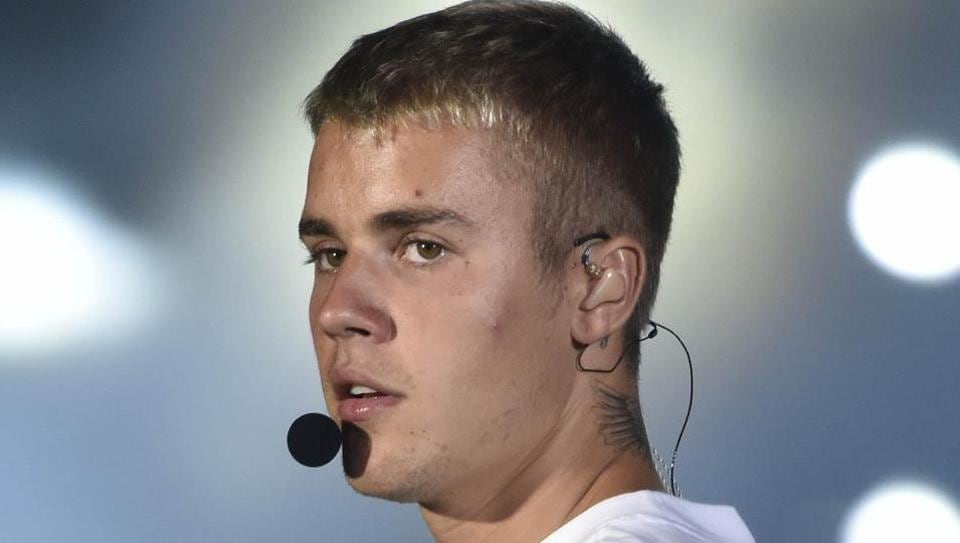 Justin Bieber in India: Fashion designer Varun Bahl gifts him a tabla ...