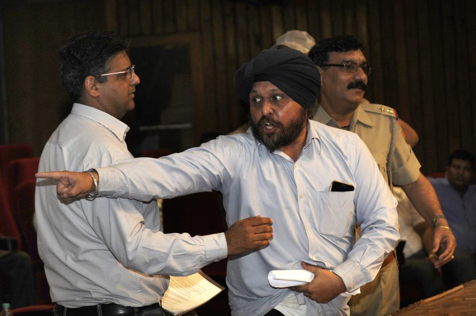 Noida: Skytech homebuyers voice ire against builder at meet | Hindustan ...