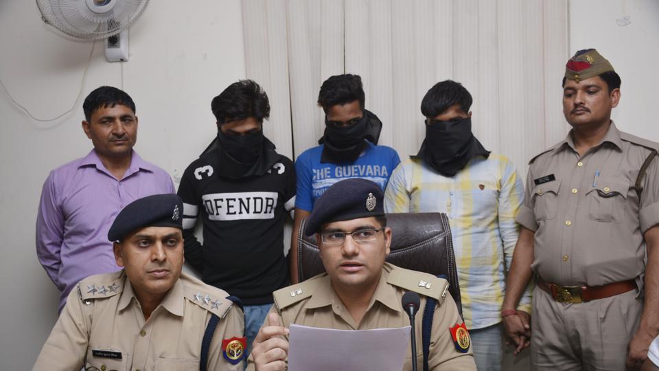 Ghaziabad Photo Clicking App On Stolen Cellphone Helps Police Arrest Gang Of Snatchers 