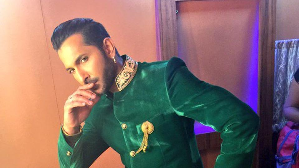 Judge Terence Lewis rips his pants while attempting a split on Nach ...