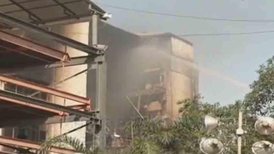 Chennai Silks Textile fire continues, building begins to collapse ...
