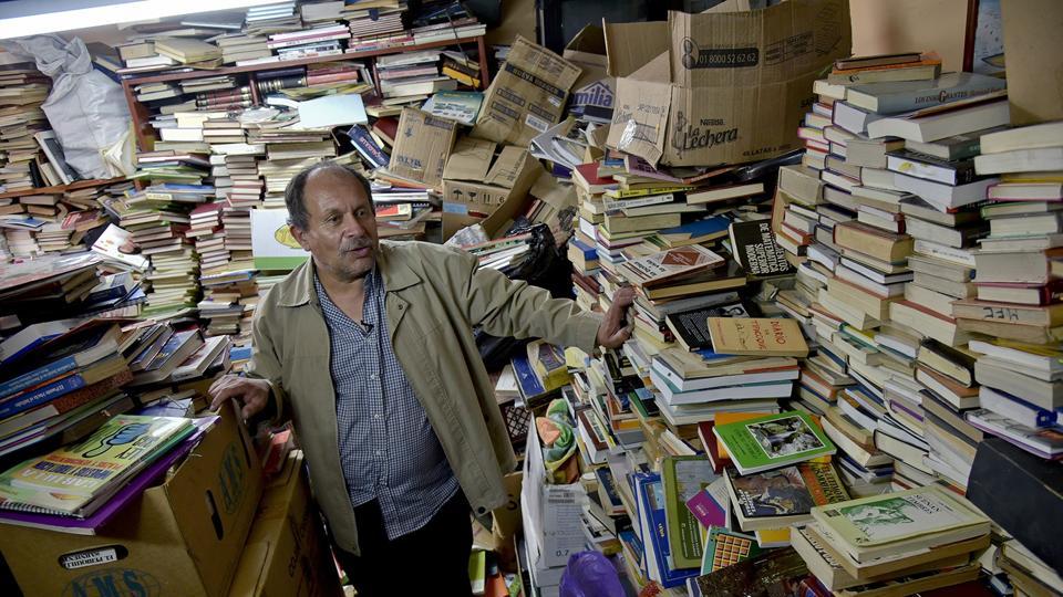 Colombian garbage man builds library from discarded books | Hindustan Times