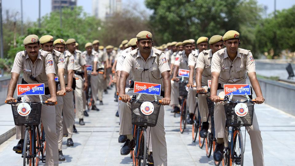 Delhi Police constables make a beeline outside courts to get salary ...