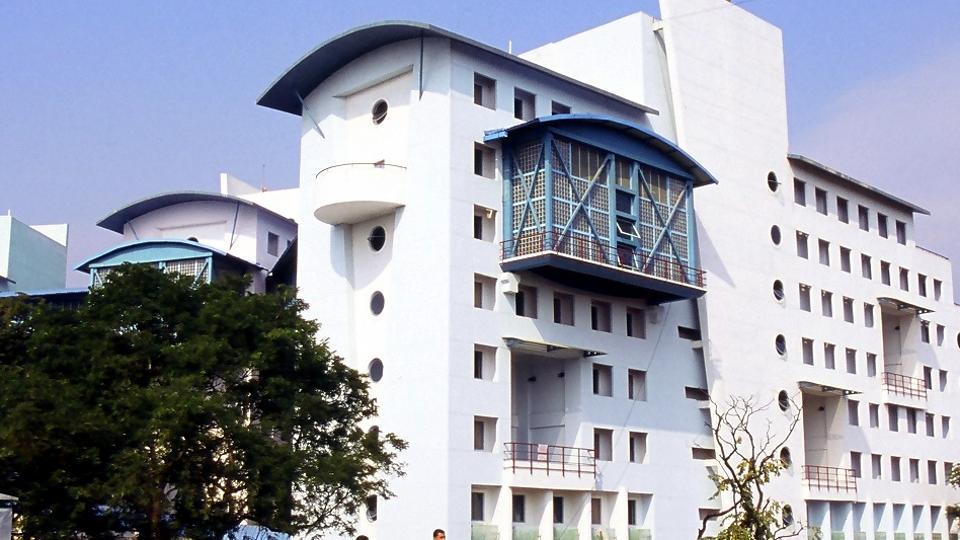 IIT-B a favourite with JEE Advanced toppers, but fewer students in top ...